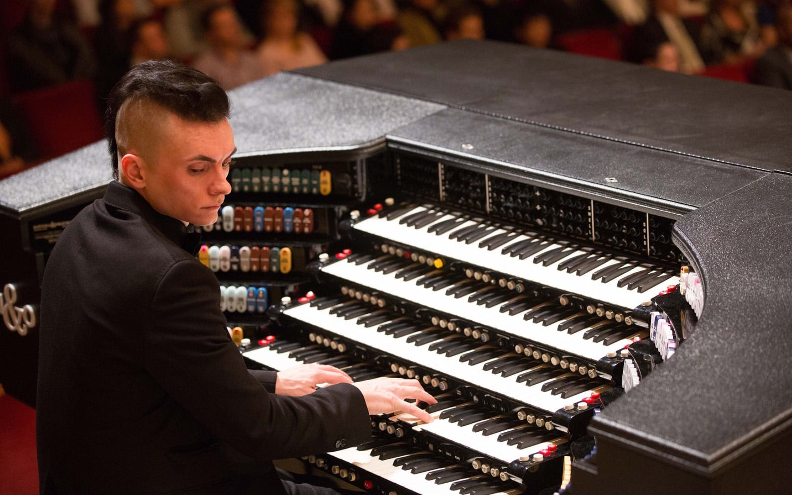 Review: Carpenter dazzles and defies convention with his custom organ ...