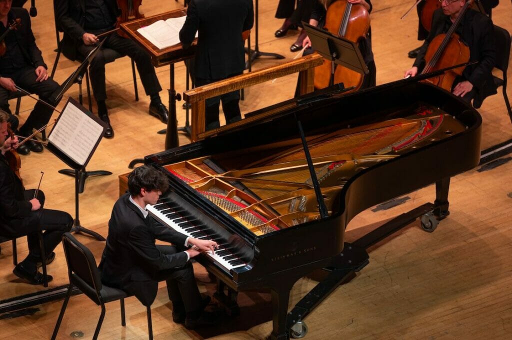 Review: Guest conductor Kazem Abdullah strikes a rich balance with the ...